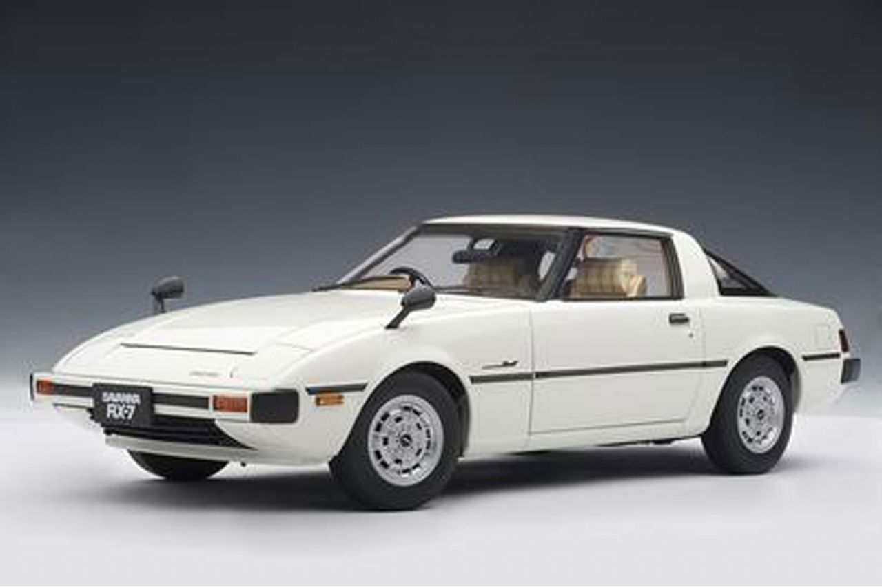 AUTOart Mazda Savanna RX-7 SA Aurora White 75982 - English