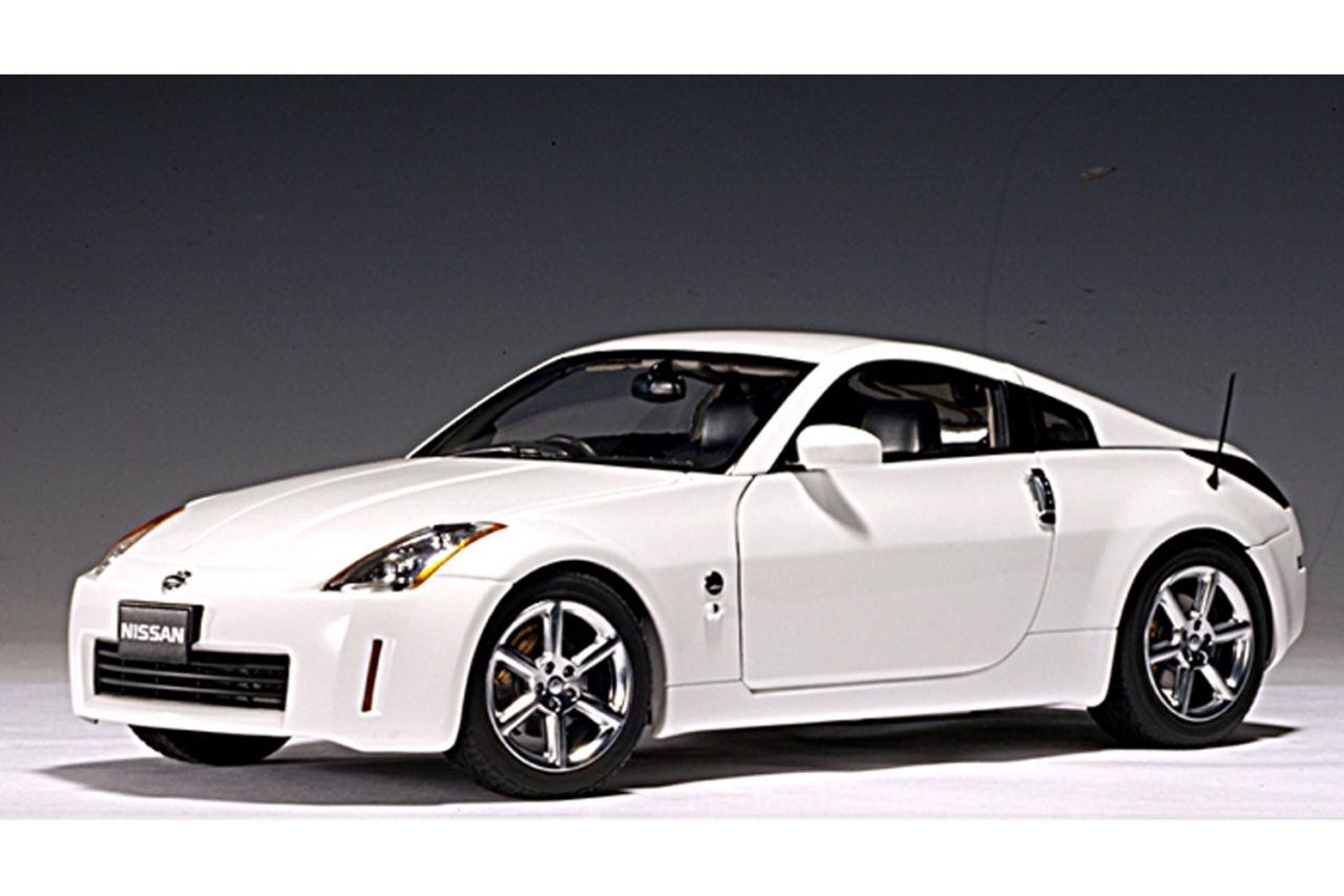 AUTOart Nissan Fairlady Z 2002 RHD White 77318 - Modelcar.com Arabic