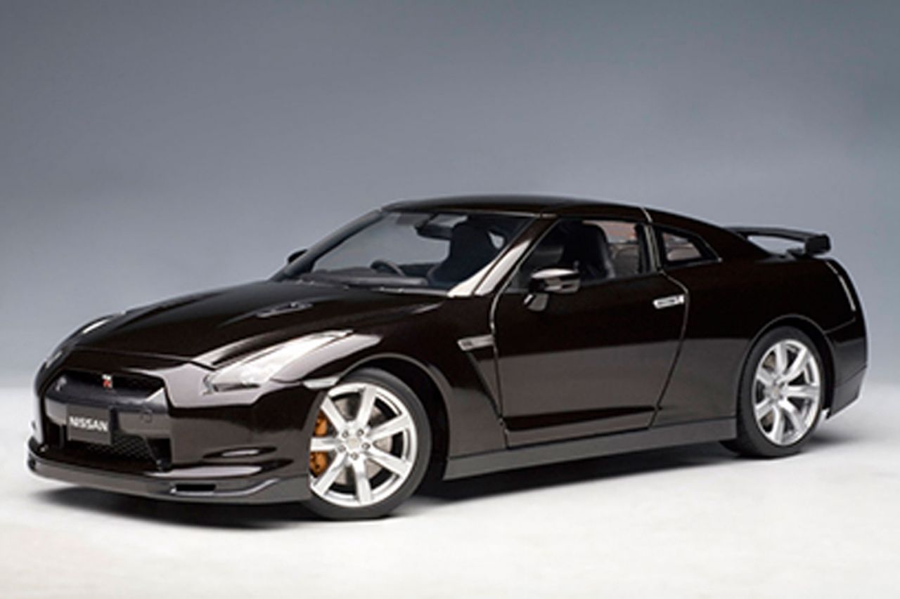 AUTOart Nissan GT-R V-spec R35 Opal Black 77398 - Modelcar.com Arabic