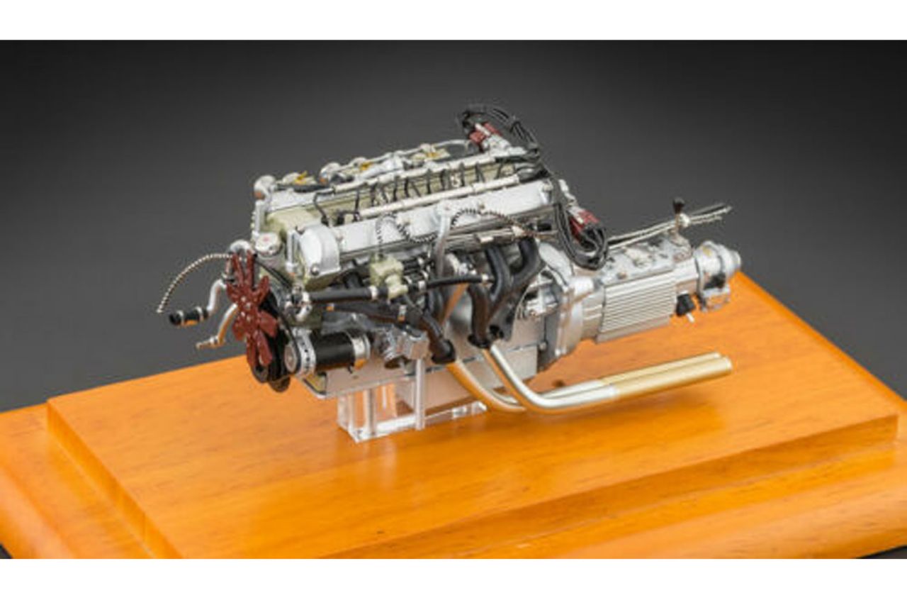 CMC Aston Martin DB4 GT 1961 Engine with Showcase M-133 - Modelcar.com ...
